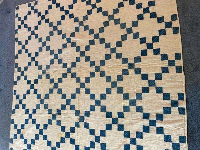 Blue/White Checkered Quilts - Auction Ohio