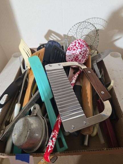 Assorted kitchen utensils - Auction Ohio