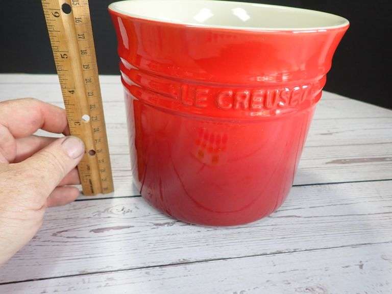 Le Creuset 2.75qt Red Utensil Crock New w/tag - Auction Ohio