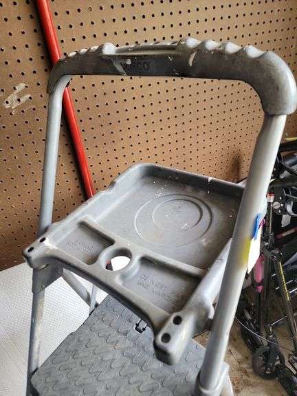 Cosco 3' Step Ladder - Auction Ohio