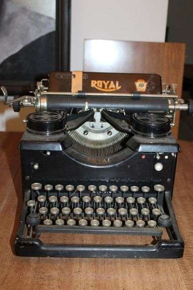 Royal Manual Typewriter with Visible Side Panels - Auction Ohio