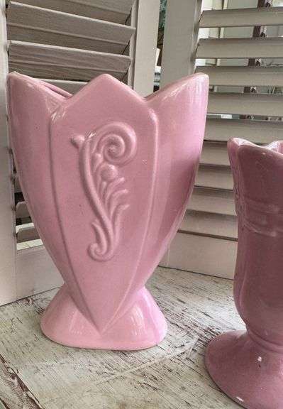 1940's Romantic Fredericksburg Art Deco Pink Pottery Vase - Auction Ohio
