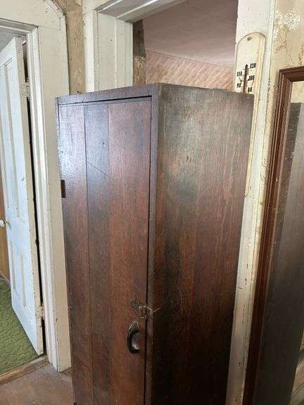 Primitive Gun Cabinet - Auction Ohio