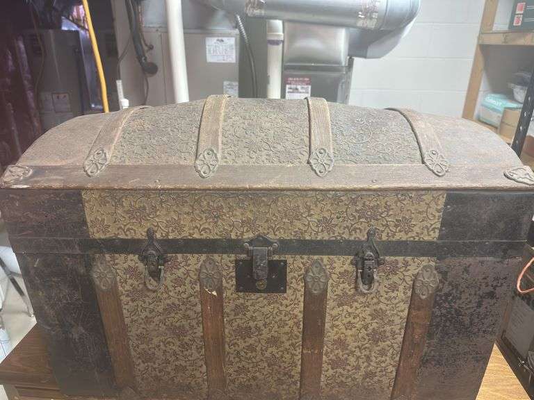 Antique hump back trunk - Auction Ohio