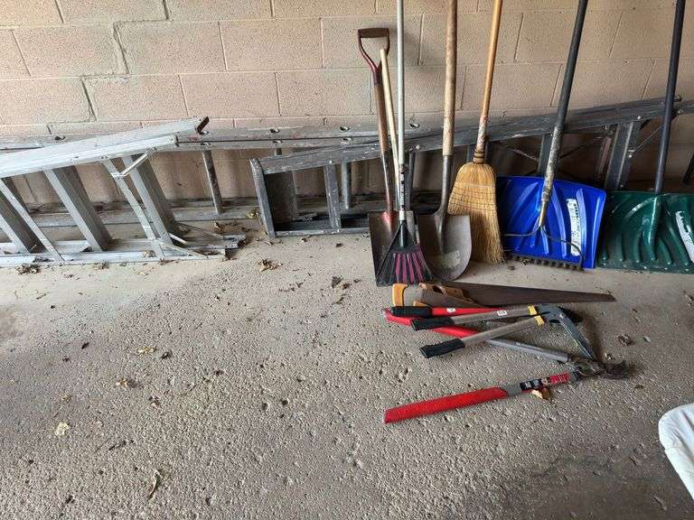 Tools and ladders - Auction Ohio