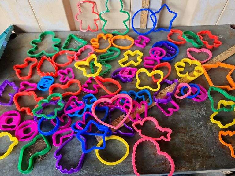 73 Assorted Plastic Cookie Cutters - Auction Ohio