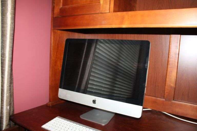 Apple iMac Desktop Computer with Keyboard and Mouse - Auction Ohio