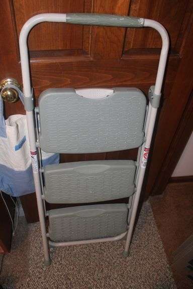 Folding Step Stool - Auction Ohio