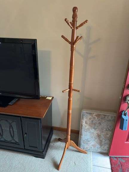 Wood coat tree - Auction Ohio