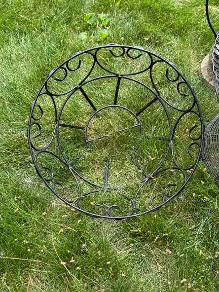 Decorative Metal Wire Garden Structures - Auction Ohio