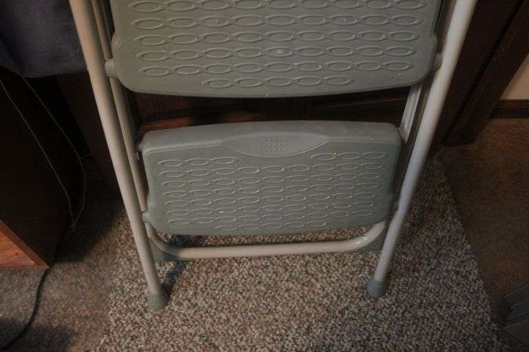 Folding Step Stool - Auction Ohio