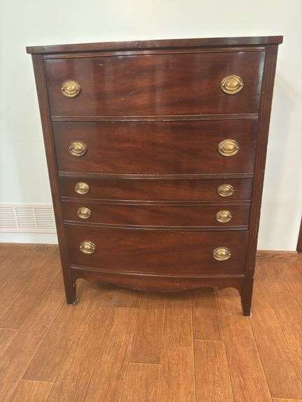 Dixie Furniture 4-drawer chest of drawers - Auction Ohio