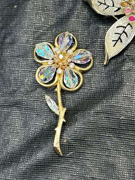 Gold Tone Brooches - Auction Ohio