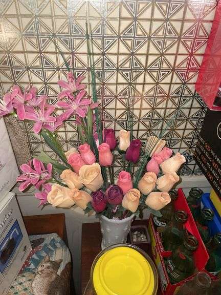 Home Decor Lot with Pyrex - Auction Ohio