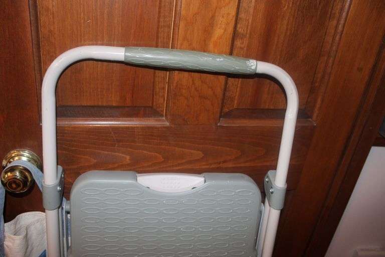 Folding Step Stool - Auction Ohio