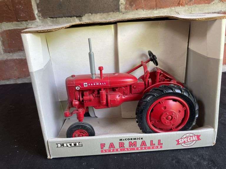 Ertl Farmall Super-Av Tractor - Auction Ohio