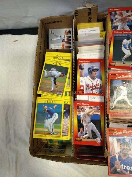 Assorted baseball cards - Auction Ohio