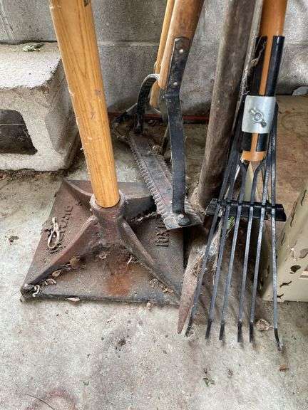 Long Handled Tools - Auction Ohio