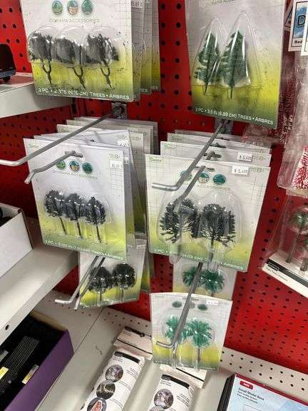 Diorama Accessories and Model Kits - Auction Ohio