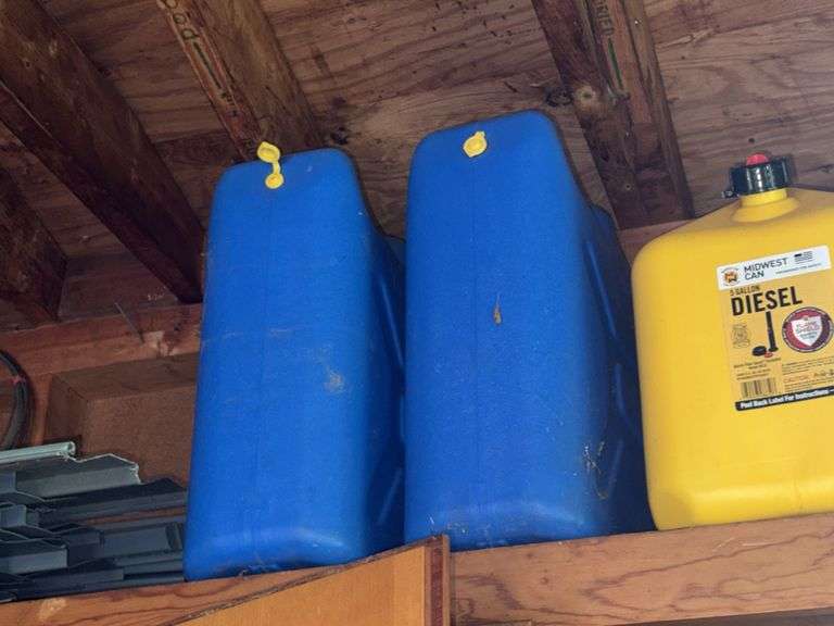 Gas cans - Auction Ohio