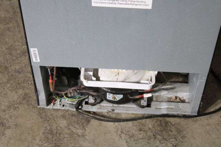 Amana 4.6 Cu. Ft. Compact Refrigerator in Black - Auction Ohio