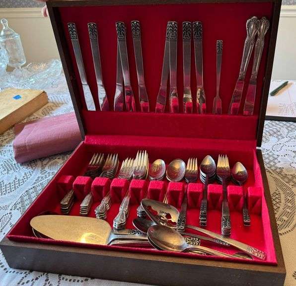 Oneida Community Stainless Flatware with Chest - Auction Ohio