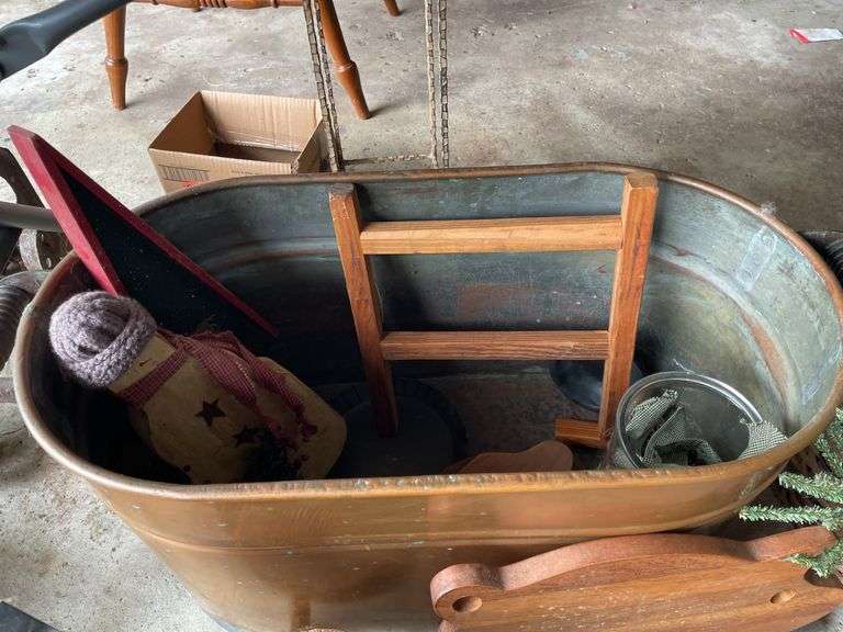 Copper Boiler & Holiday Décor - Auction Ohio