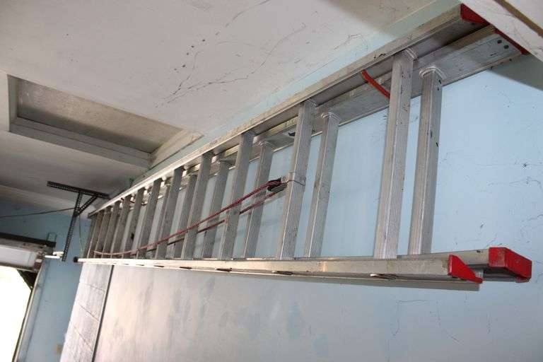 24 Foot Extension Ladder - Auction Ohio