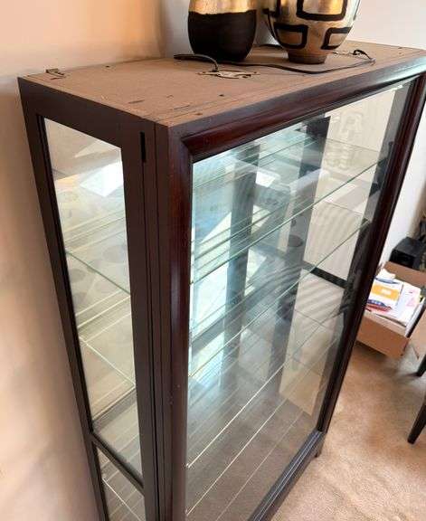 Lighted Showcase - Auction Ohio