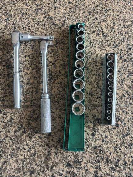 2 Socket Wrenches/2 Sockets sets - Auction Ohio