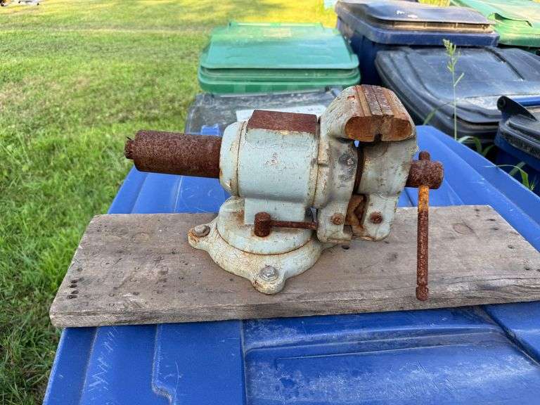 Bench Vise - Auction Ohio