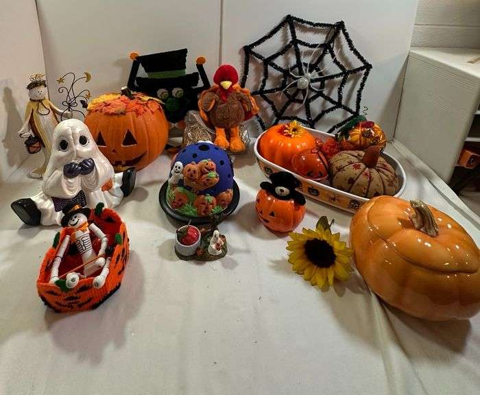 Halloween Decorations - Auction Ohio