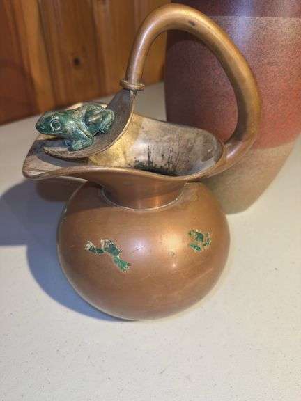 Rare Los Castillo frog pitcher - Auction Ohio
