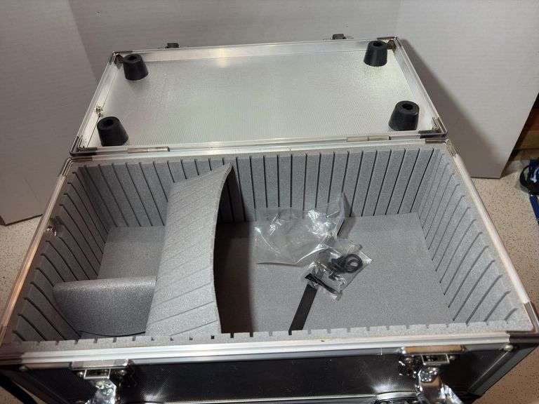 Stackable Aluminum Cases - Auction Ohio