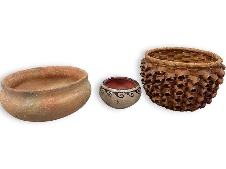 NATIVE AMERICAN DECORATIVE POTTERY AND WOVEN BASKET ITEMS. - Auction Ohio