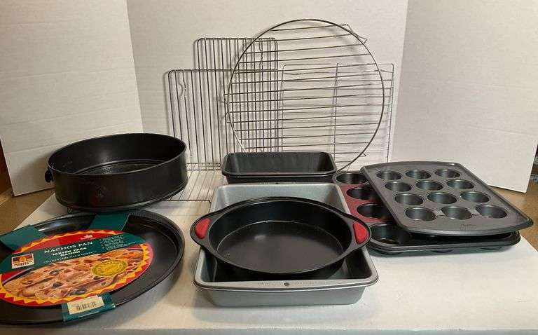 Large Collection of Baking Pans and Baking Items - Auction Ohio