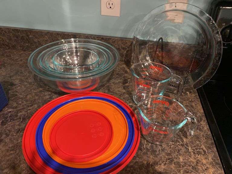 Pyrex mixing bowls with lids - pie plate - measuring cups - Auction Ohio