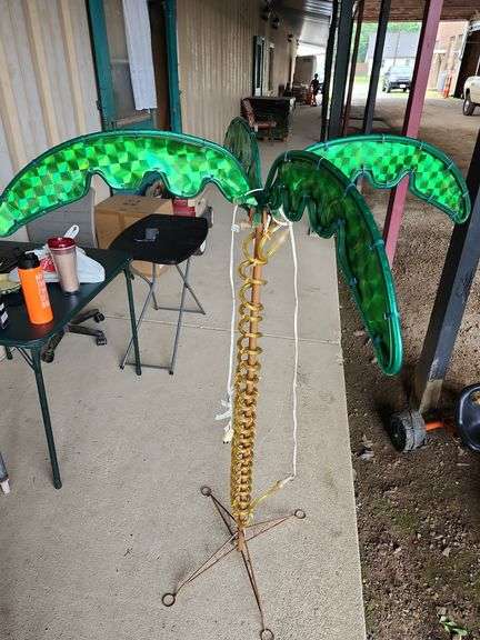 Electric Palm Tree Light 43" X 54" X 43" - Auction Ohio