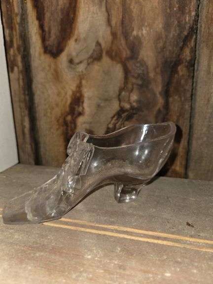Clear Glass shoe wiht bow - Auction Ohio