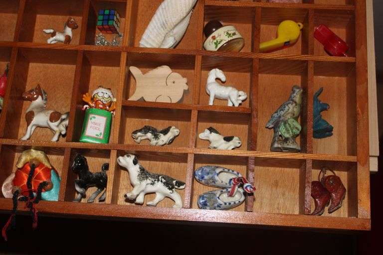 Curio Display Box & Miniatures - Auction Ohio