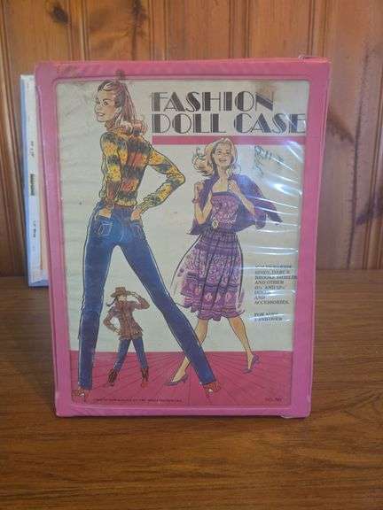 Fashion Doll case With Dolls and Accessories - Auction Ohio