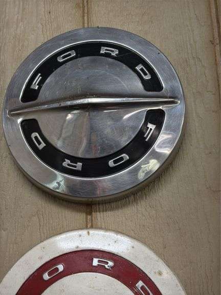 Ford Hubcaps - Auction Ohio