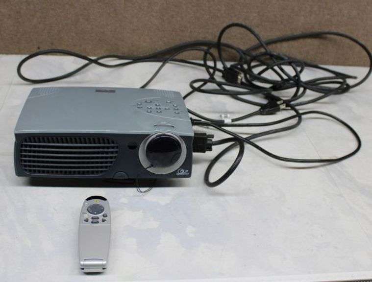 Optoma EP750 DLP Projector with Remote and Cables - Auction Ohio