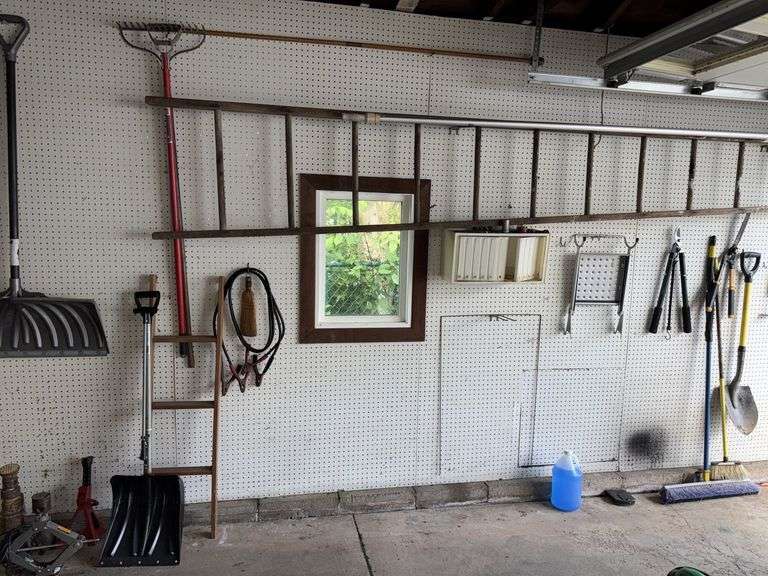Garage wall cleanout - Auction Ohio