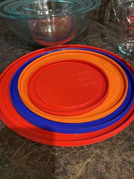 Pyrex mixing bowls with lids - pie plate - measuring cups - Auction Ohio