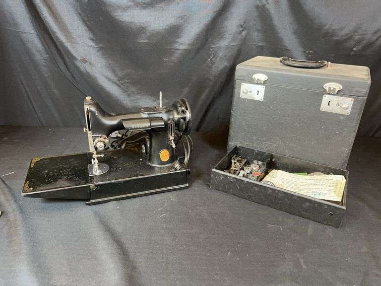1940s Era Singer Sewing Machine - Auction Ohio
