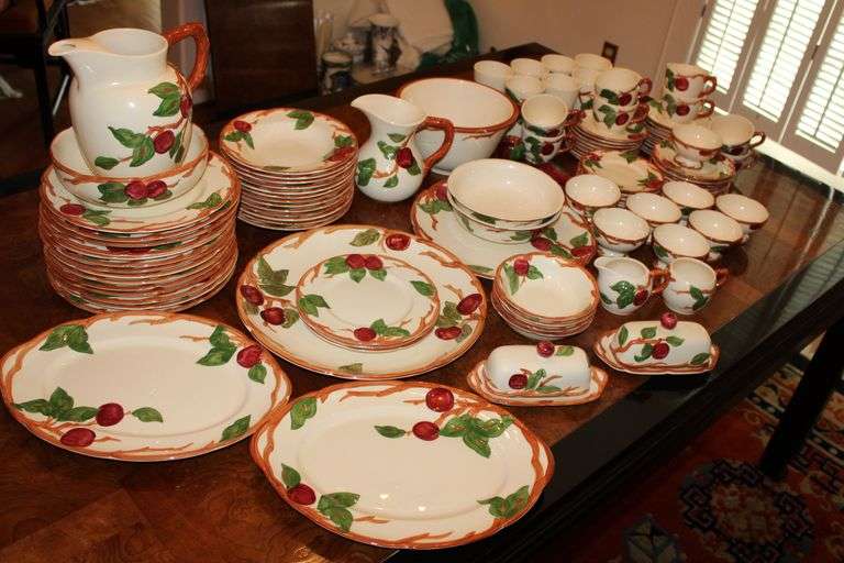 Apple Pattern Dinnerware - Auction Ohio