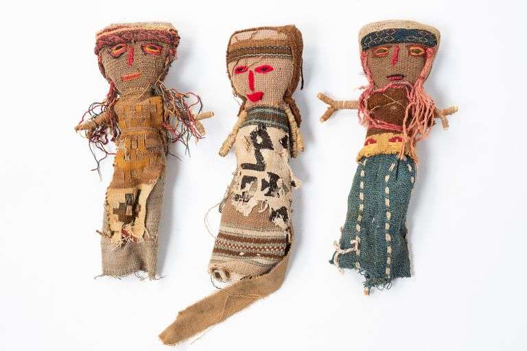 THREE PERUVIAN CHANCAY CLOTH BURIAL DOLLS. - Auction Ohio