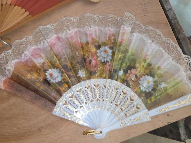 5 beautiful hand held fans - Auction Ohio