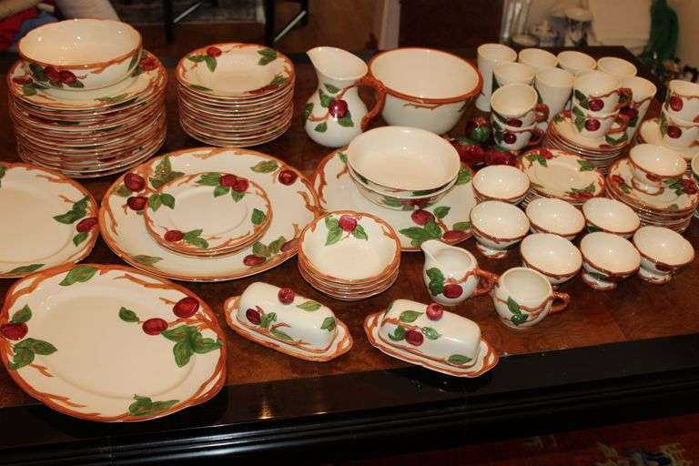 Apple Pattern Dinnerware - Auction Ohio